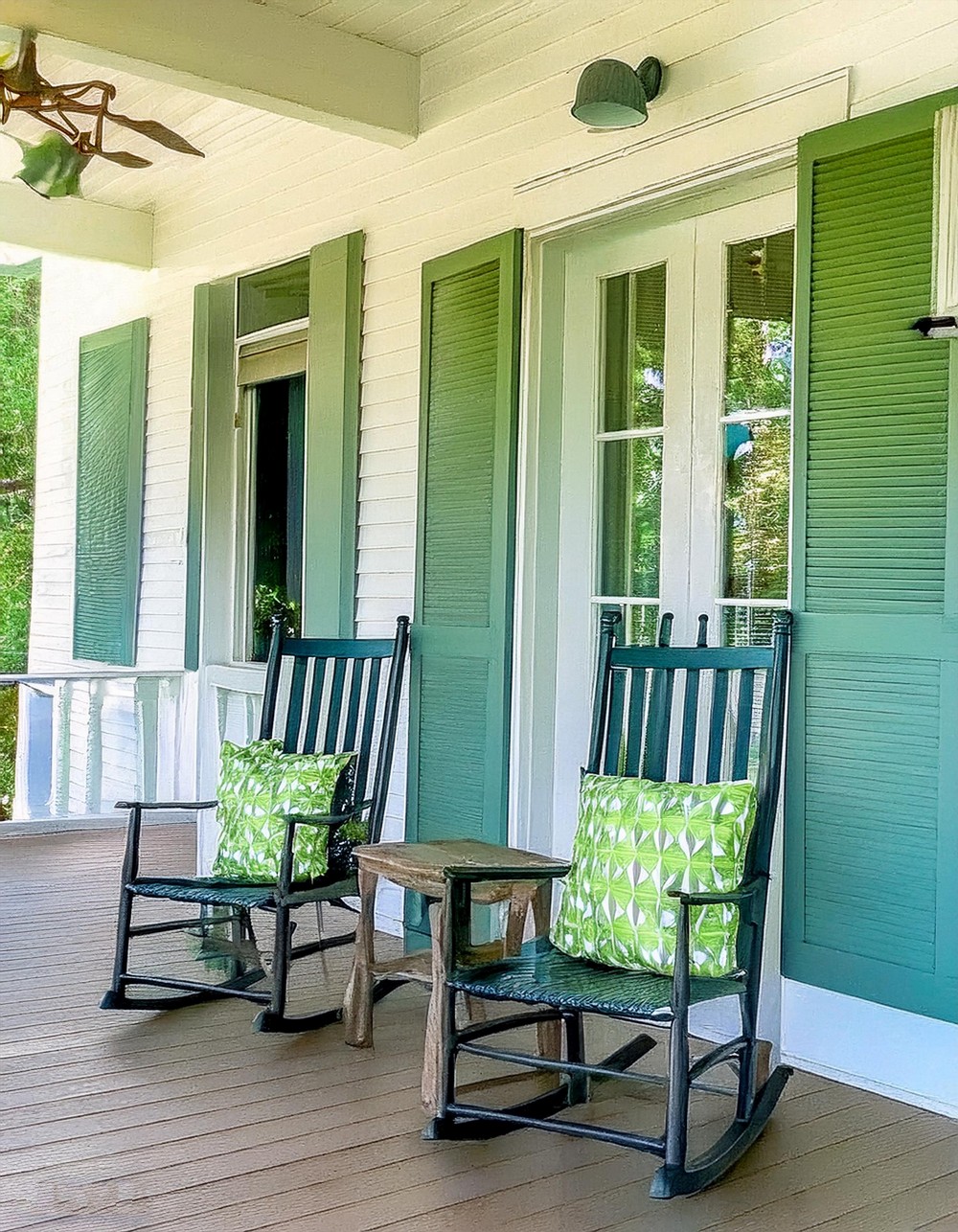 10 Cozy Stylized Porch Decor Ideas - Julie Ann Art